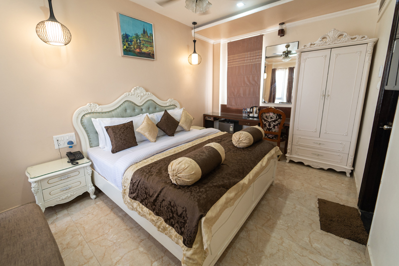 Premium Room with Bathtub – Shree Ganesha Palace Varanasi